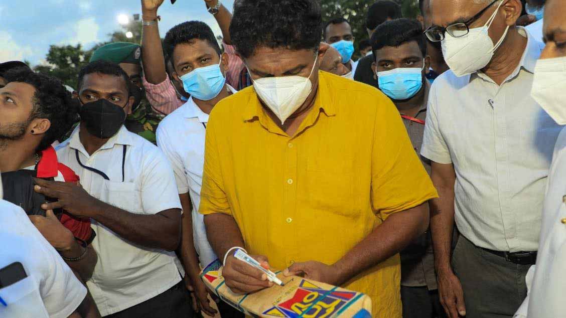 Sajith plays cricket with youths at Manipay! (PHOTOS) - LNW Lanka News Web