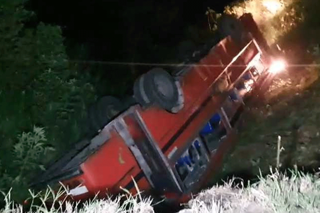 Bus falls down precipice on Colombo - Hatton main road - LNW Lanka News Web