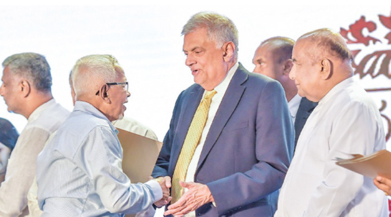 President spearheads Randora Urumaya awarding freehold title deeds in ...